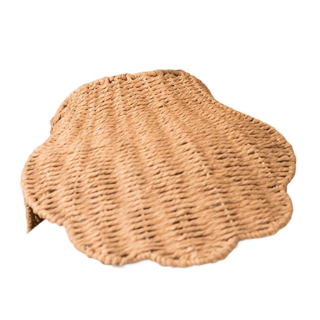 Плетёная корзина в форме ракушки