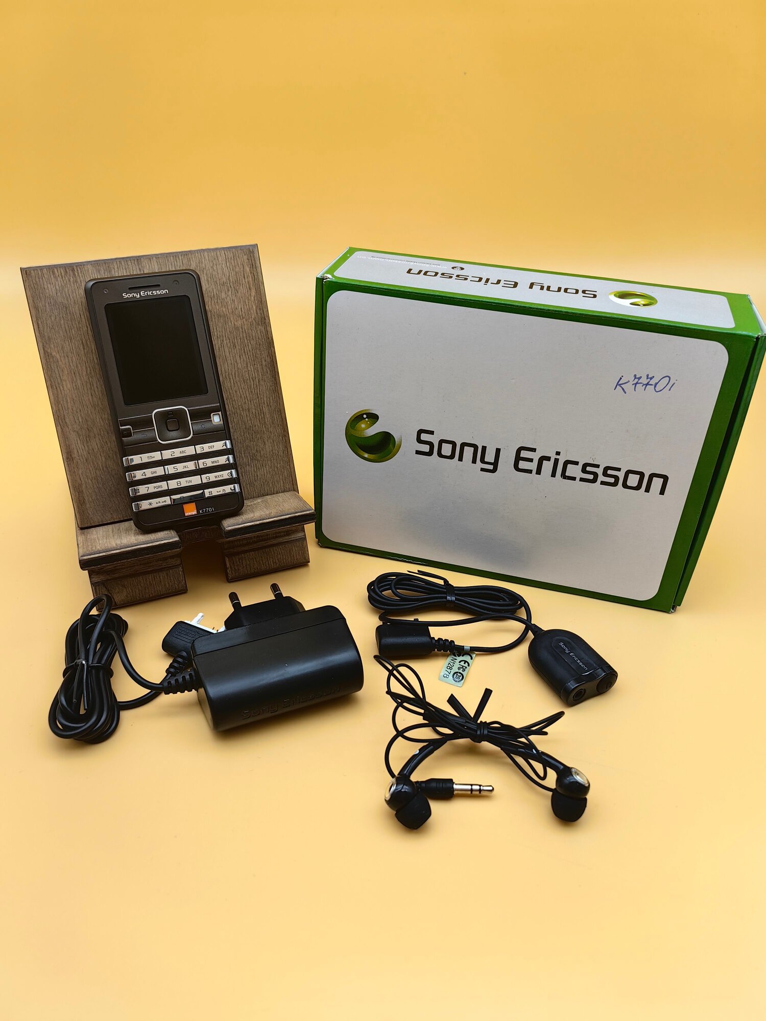 Мобильный раритетный кнопочный телефон Sony Ericsson K770i, Коричневый