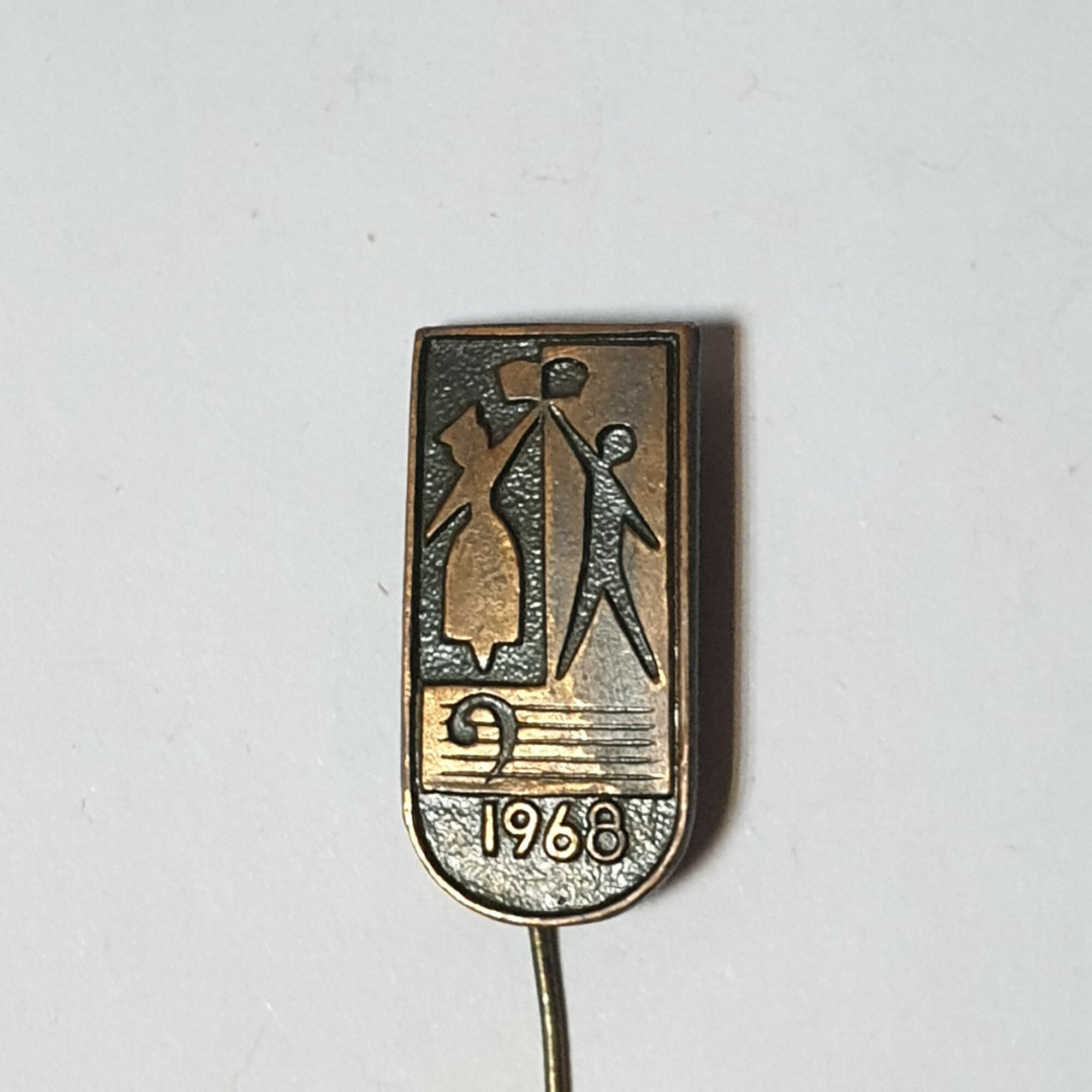 Значок СССР 1968, изображение танцующей пары, винтажный советский стиль, коллекционный, ретро.