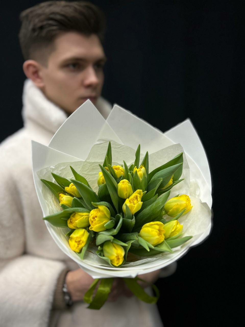 Букет FLOWELLE, 15 пионовидных желтых тюльпанов, белая упаковка, высота 50см