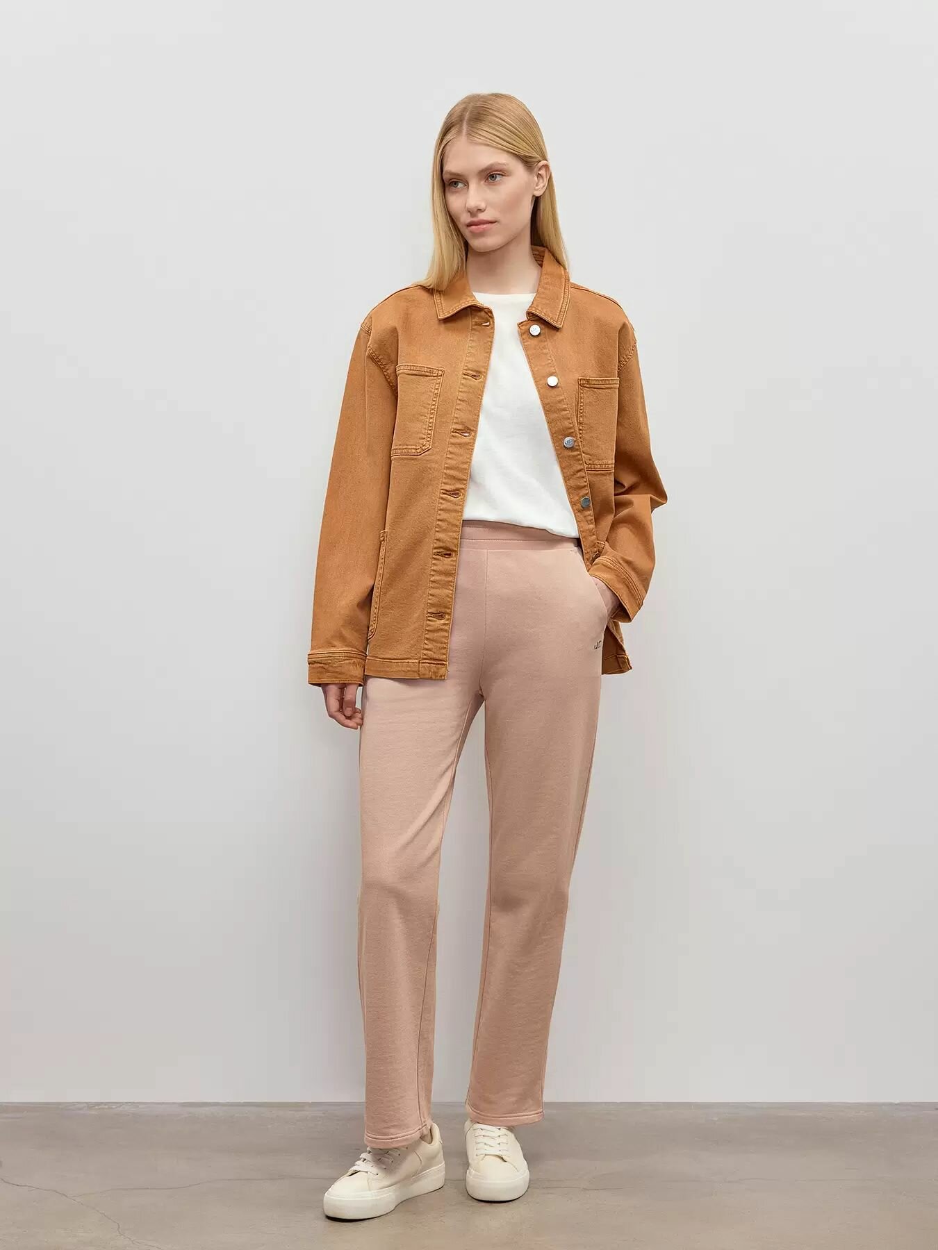 Брюки спортивные Бежевый. Декор вышивка логотипа. Карманы спереди 2 б/заст, сзади нет. Пояс резинка+утяг шнурок. Д 10