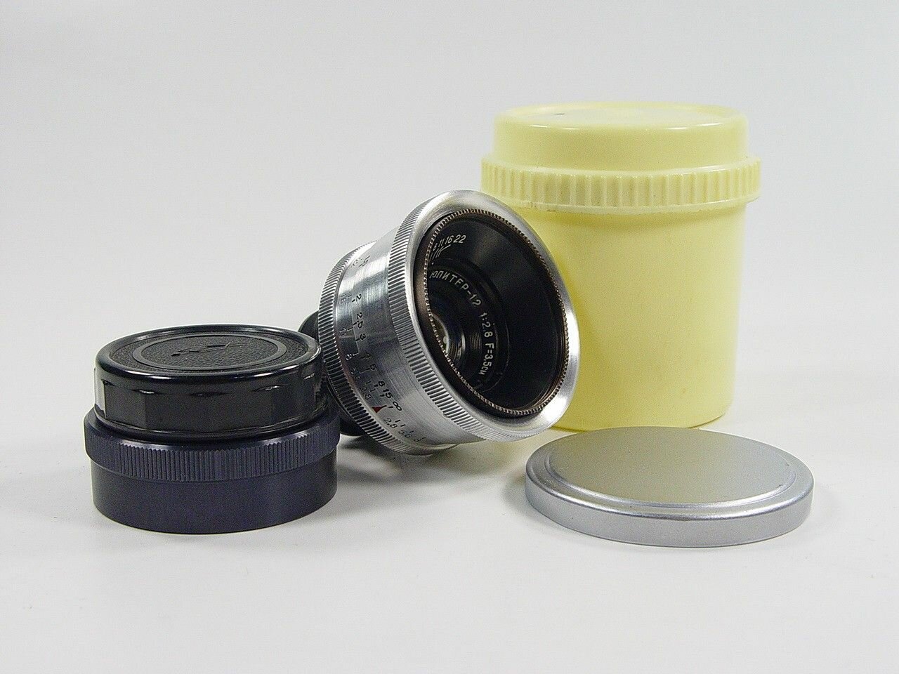 1952 год. Ранний красногорский объектив Юпитер-12 35mm f/2.8 М39 Советский Биогон.