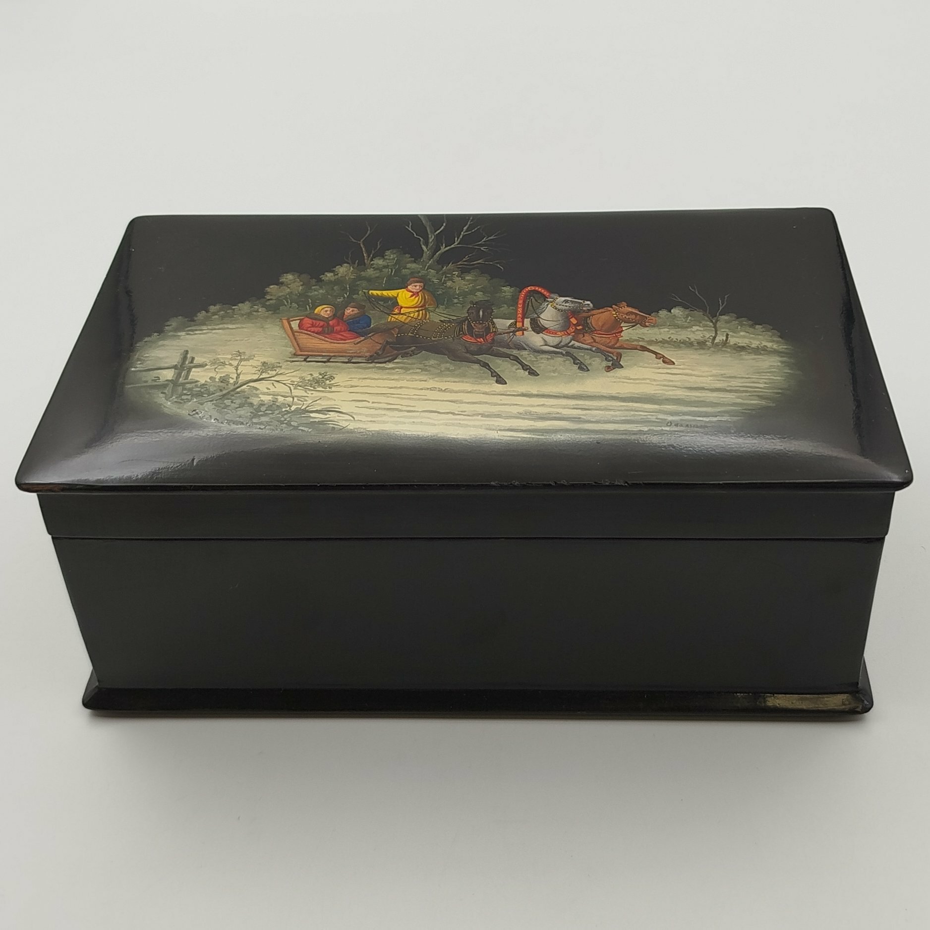 Шкатулка "Зимняя тройка", худ. Озолина (?), папье-маше, роспись, лак, СССР, 1950-1960 гг.