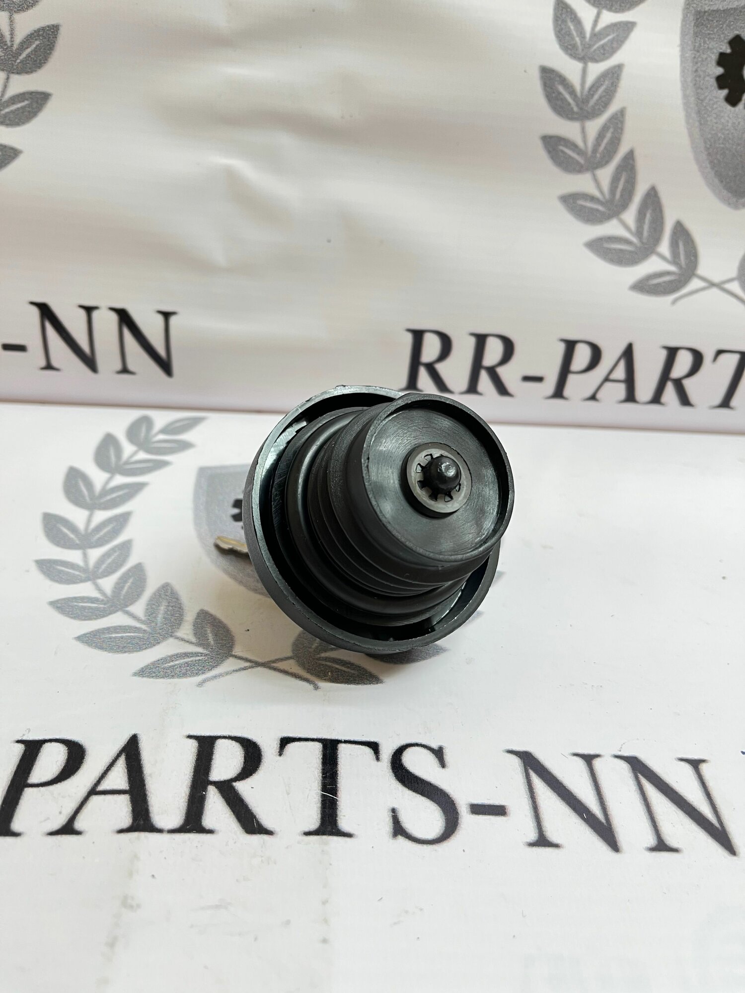 Крышка бензобака для а/м Г-ель 3302, У-З-3163 с ключом (черный)