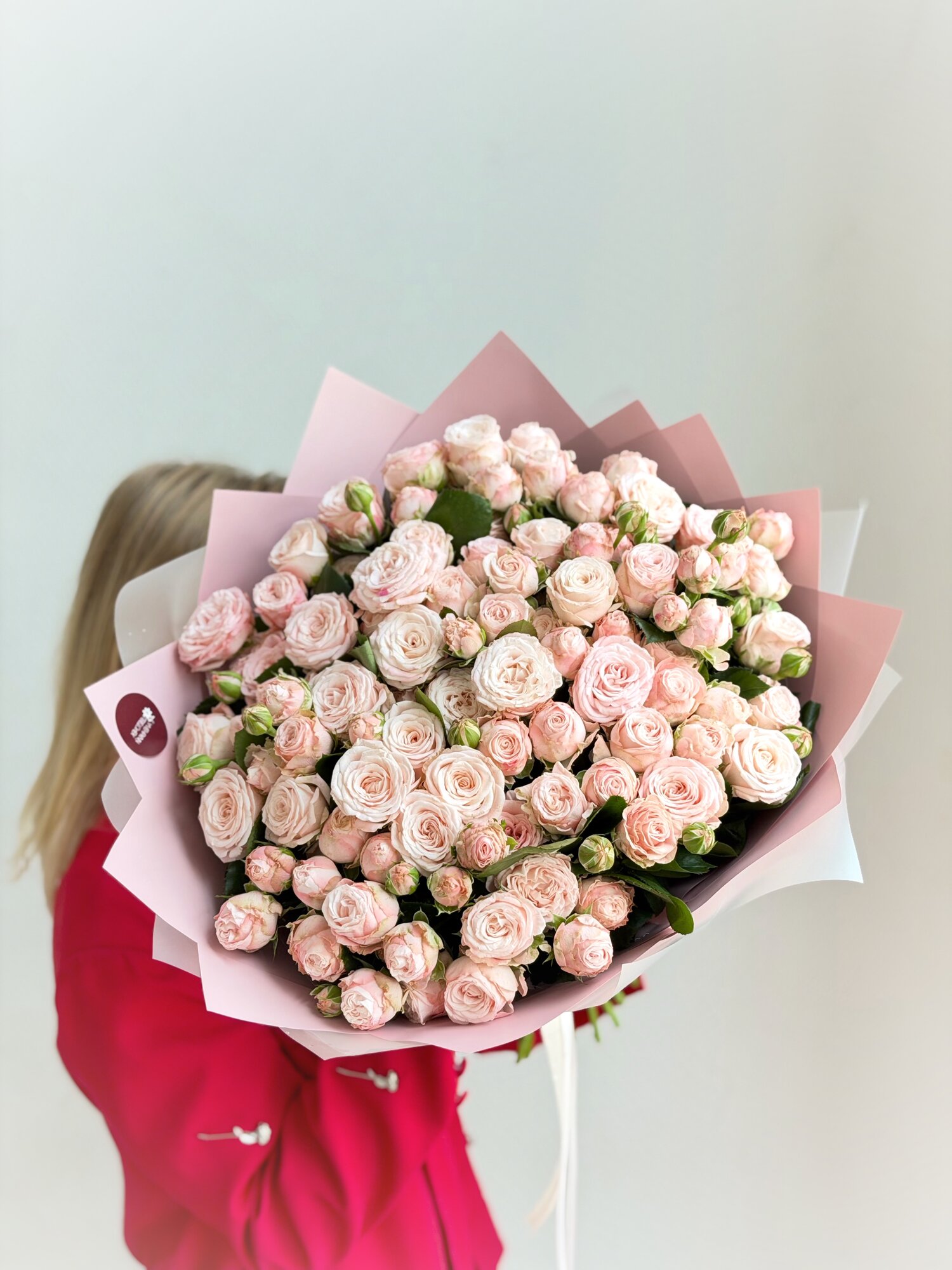 Монобукет "Бомбастик", розы кустовые, высота 50 см, 25 шт, в пленке