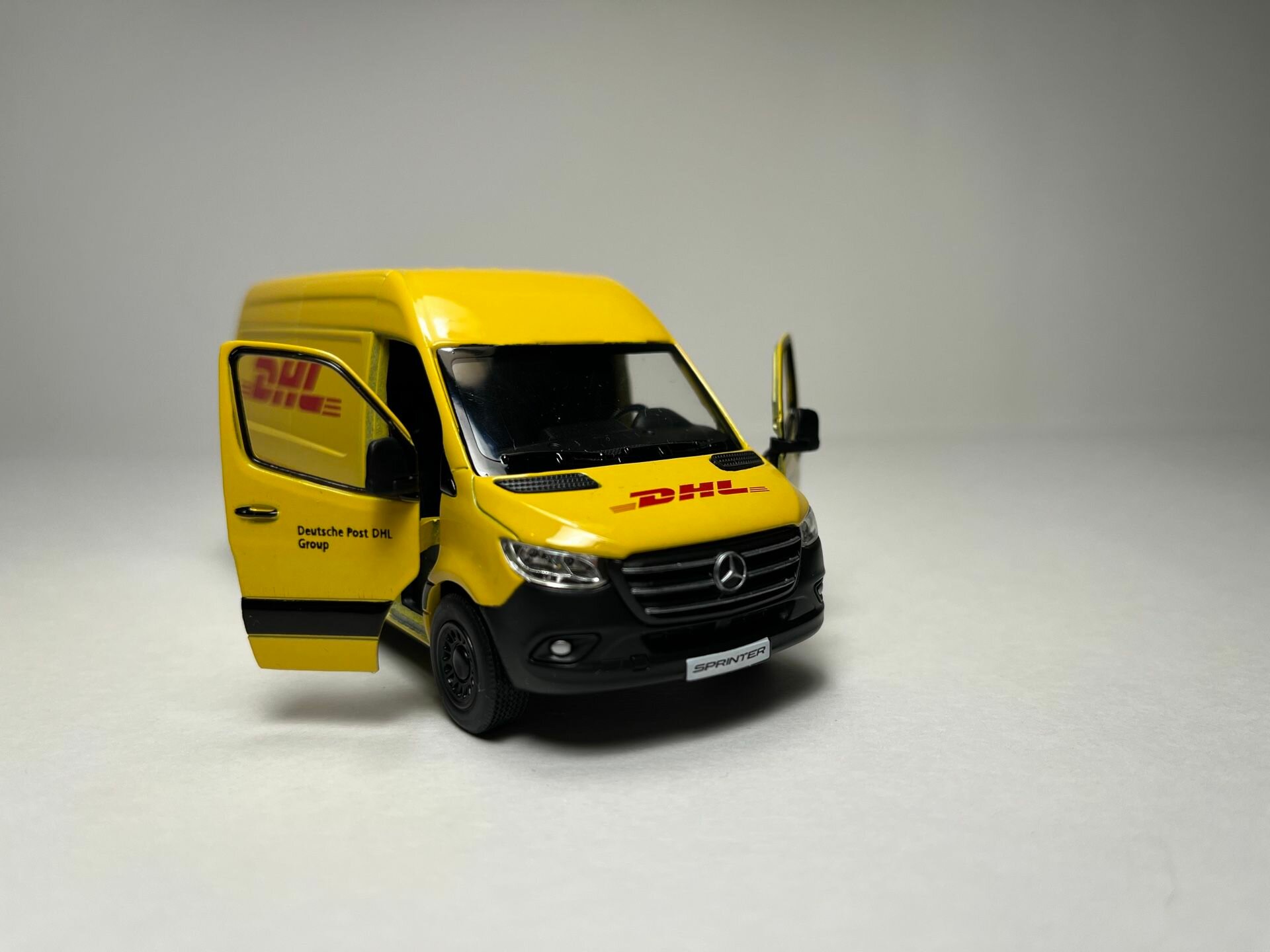 Металлическая инерционная игрушечная машинка Mercedes-Benz Sprinter