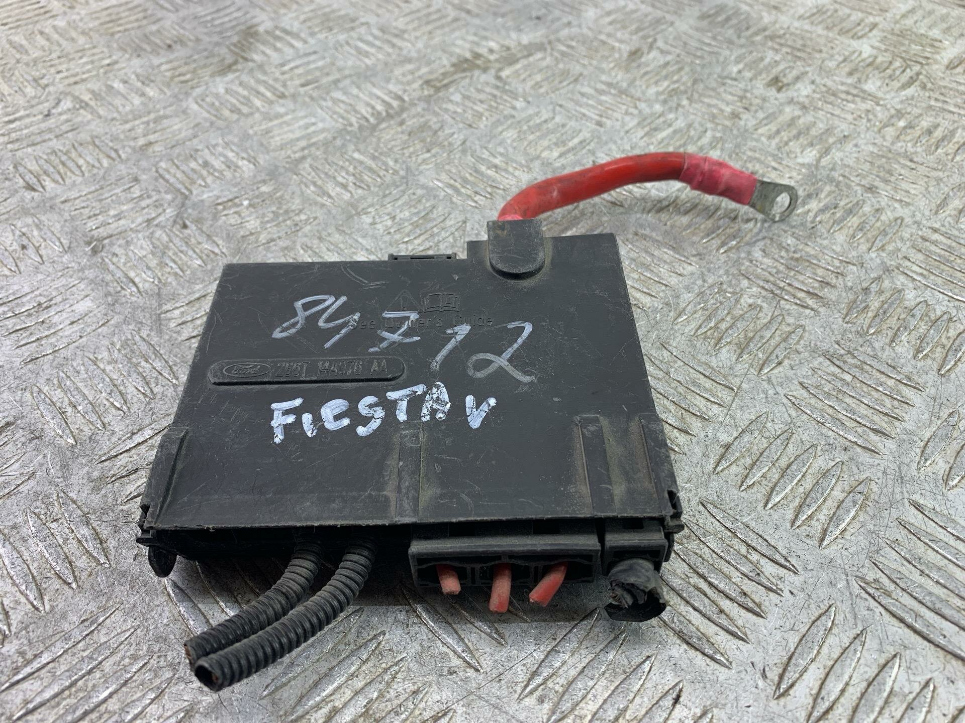 Блок предохранителей Ford Fiesta 5 2004 13942531