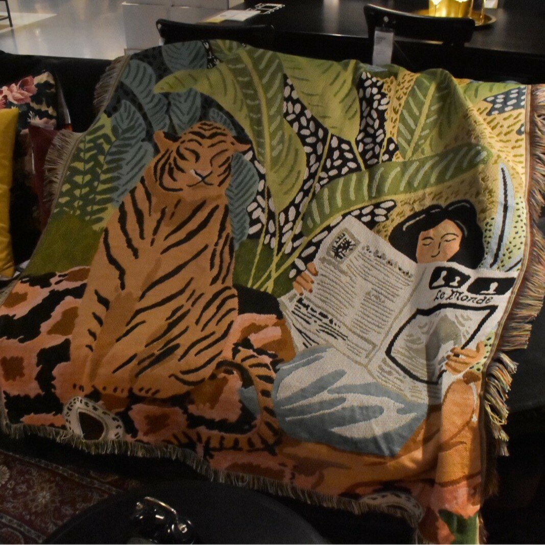 Свежий и уникальный тапет с изображением девушки, читающей в джунглях, плед для дивана