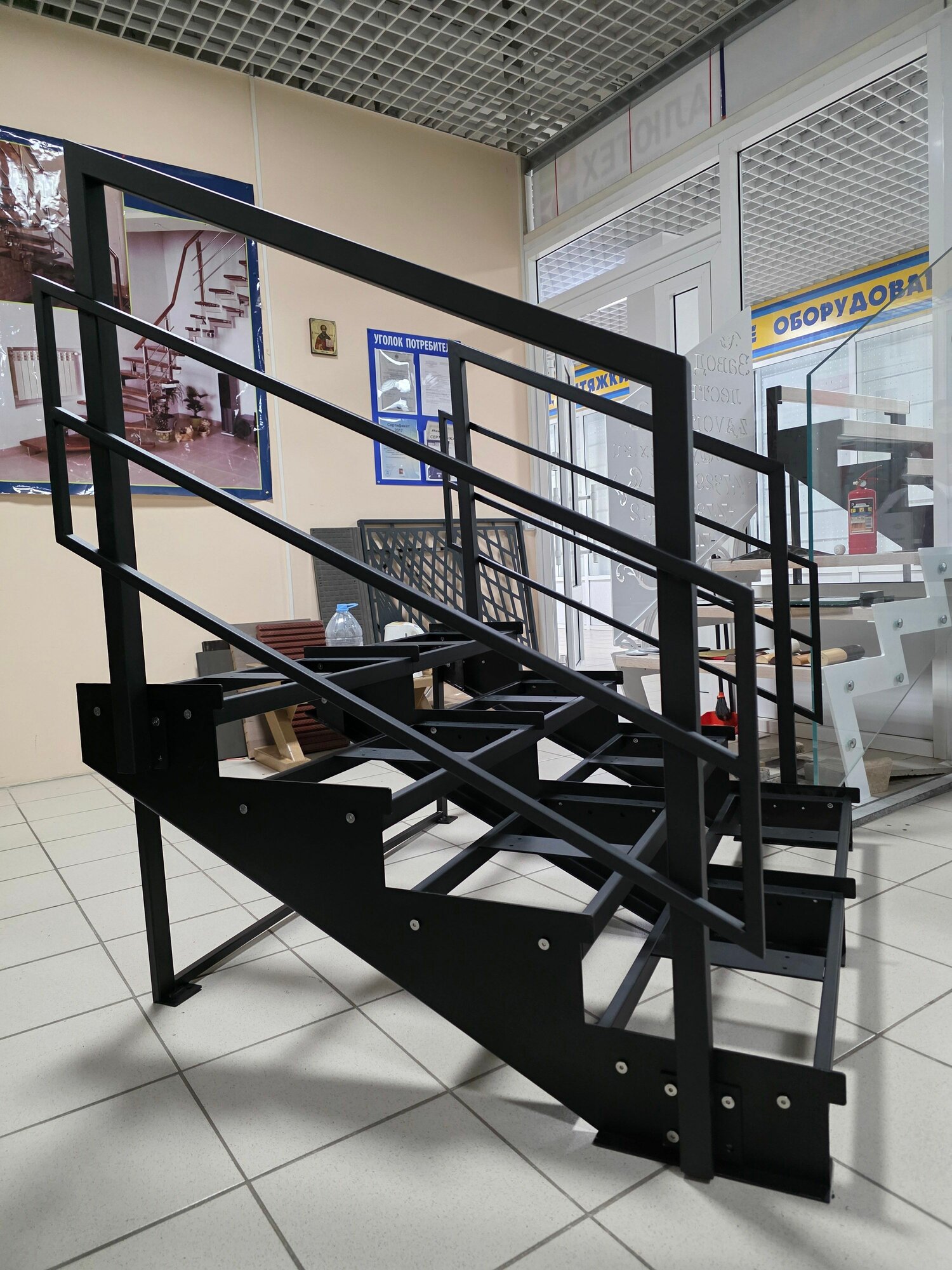 Лестница-крыльцо 4 ступеней , без ступеней ДПК, ограждения с двух сторон. Ширина 1,3м. Высота 72см.