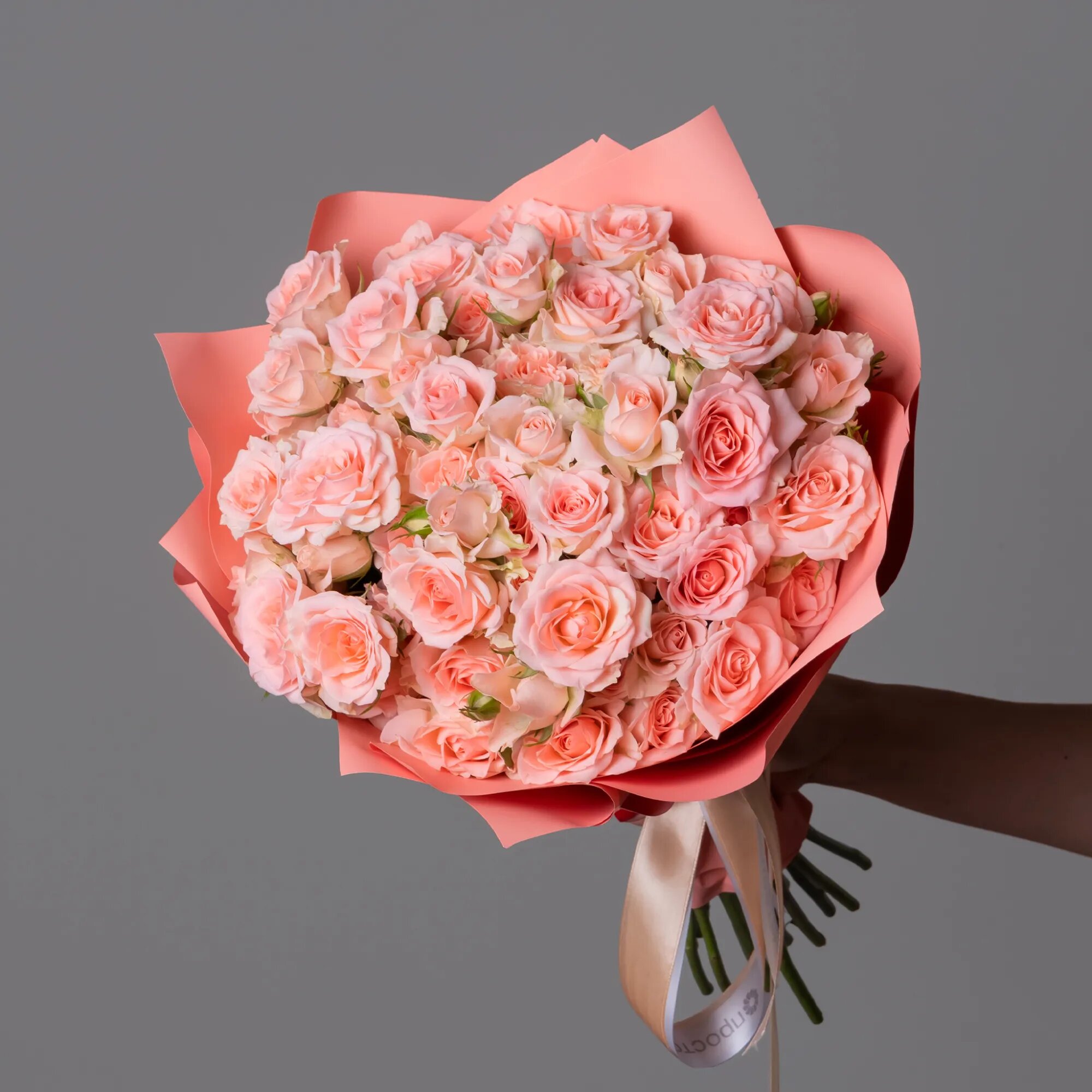 Букет Роза кустовая "Свит Сара" 11 шт Высота 50 см в коробке и аквабоксе от "Простоцветы"