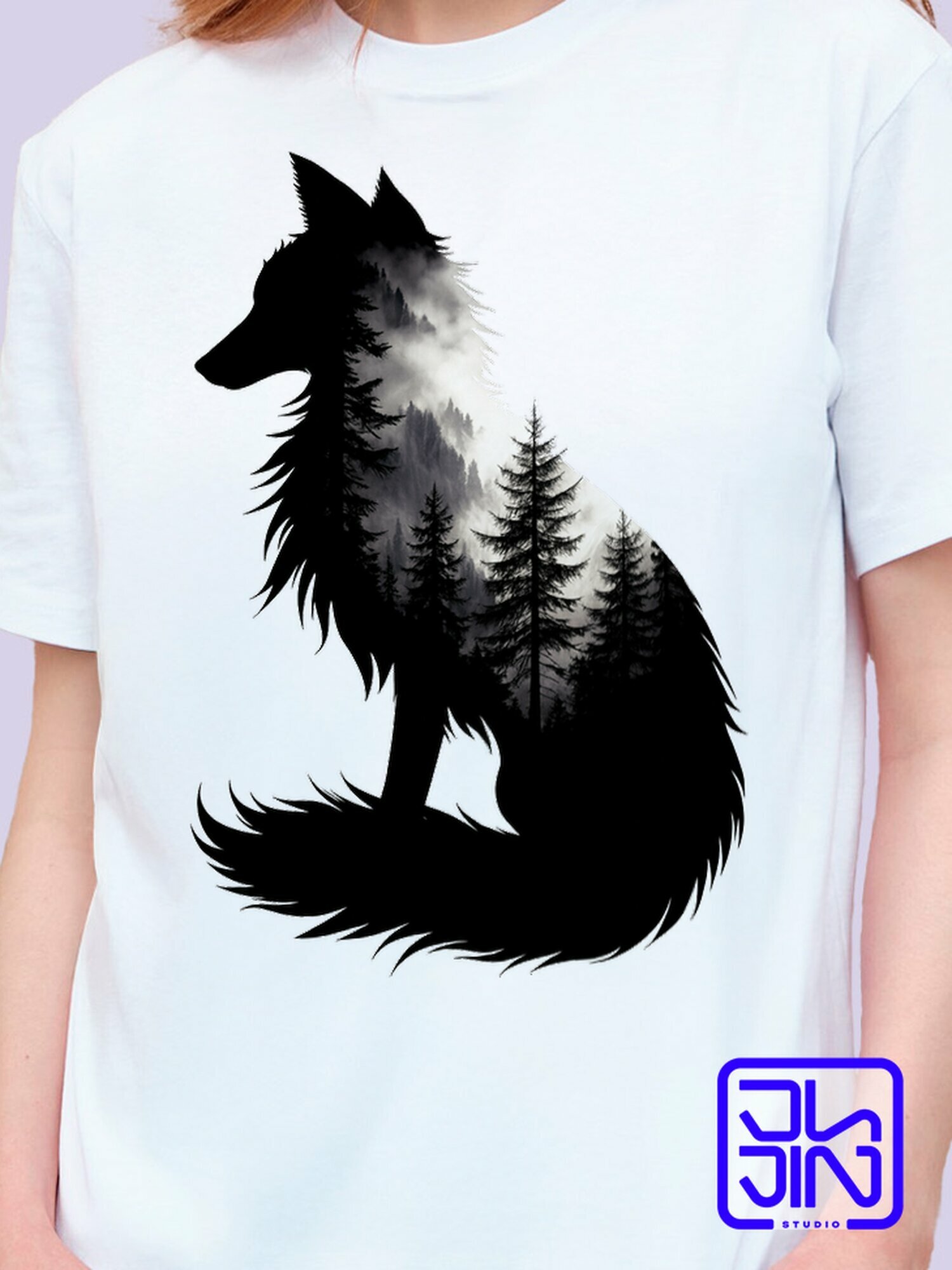 Футболка классическая женская с авторским принтом Минималистичная черно-белая лиса в туманных лесах, абстрактная черная природа, белый хлопковый трикотаж с прикольным рисунком на груди