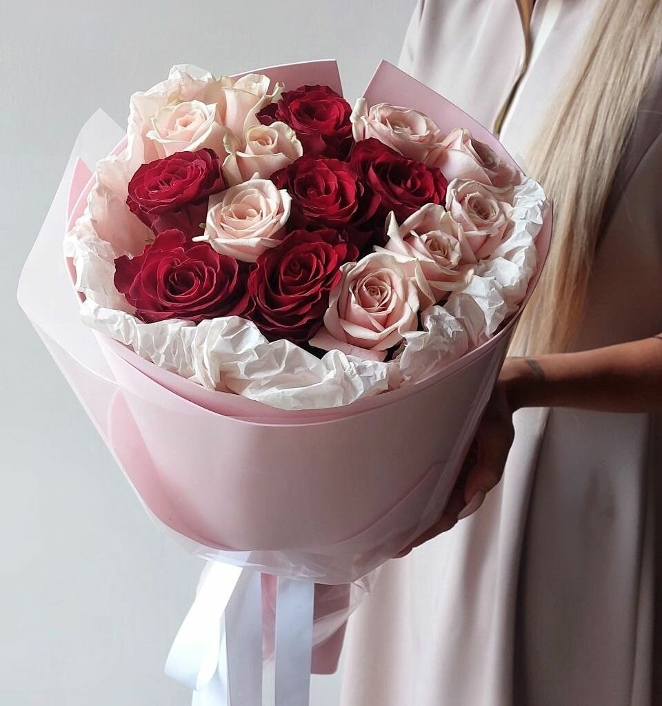 Цветы живые букет из красной и розовой розы (40см) "Ритмы сердца" Flor2u