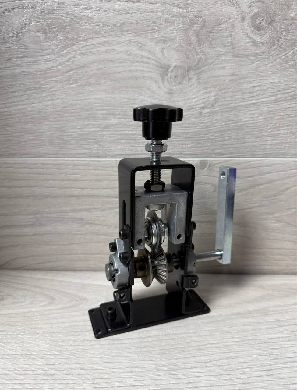 Ручной станок предназначен для разделки кабеля