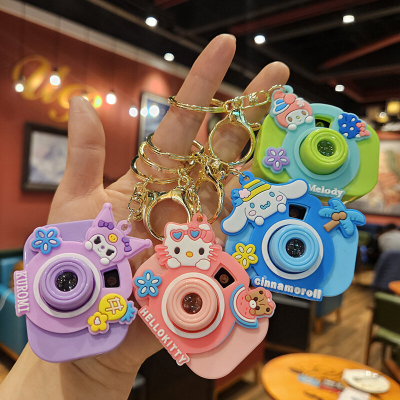 Милый мини-проектор Sanrio Kuromi в виде светящейся мультяшной проекторной камеры, брелок для женской сумки.