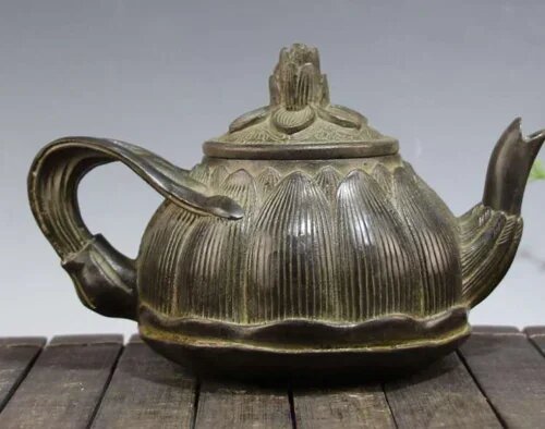 Бронзовый чайник с резным узором лотоса