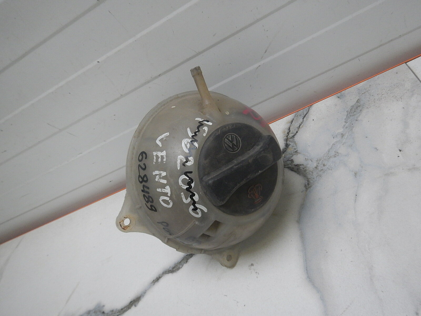 Б/У Бачок расширительный, Volkswagen (Фольксваген)-PASSAT B3 (88-93) VOLKSWAGEN PASSAT B3 (88-93) Без видимых повреждени...