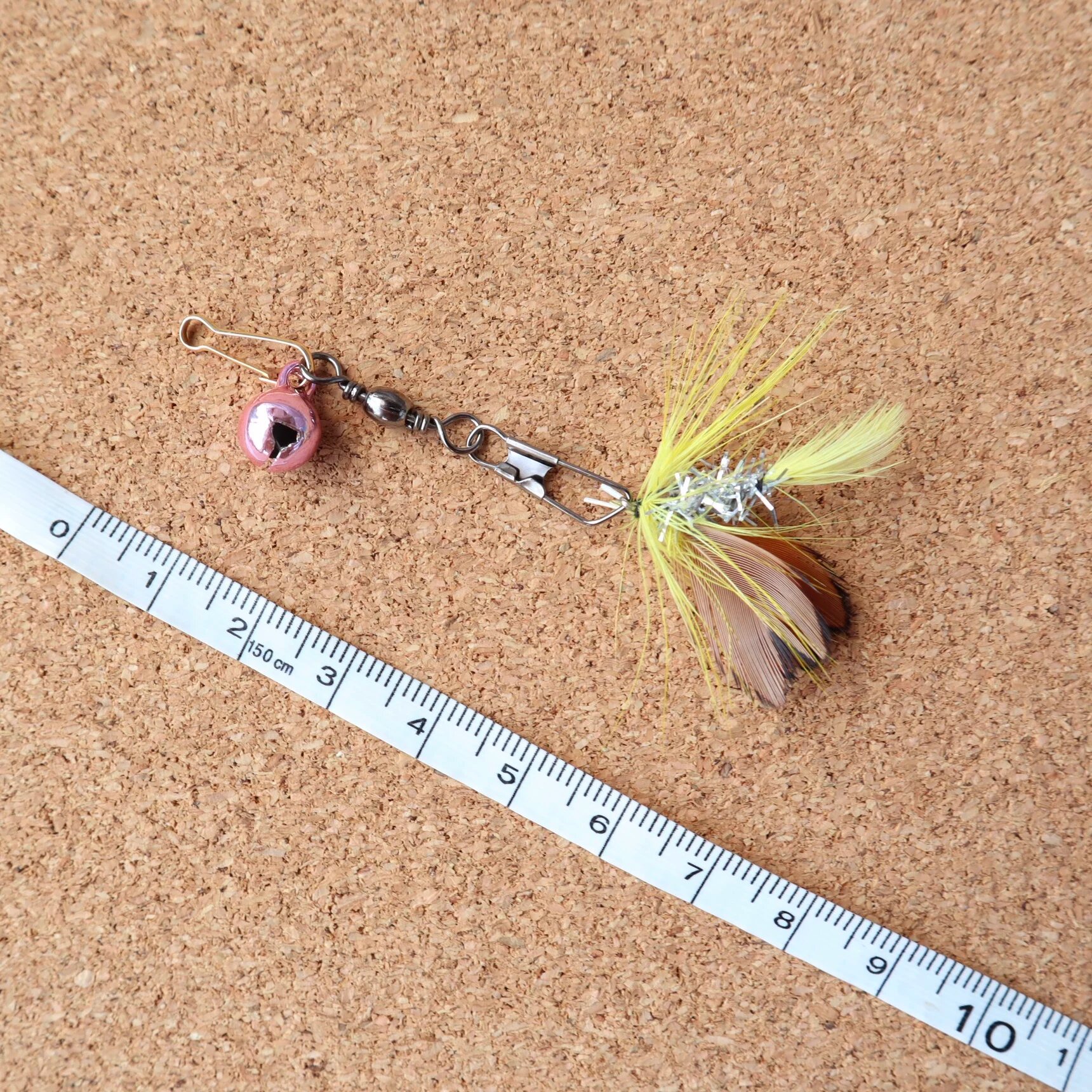 Дразнилка для кошек с подвеской в виде маленького летающего насекомого, реалистичная сменная головка в виде мухи, звук