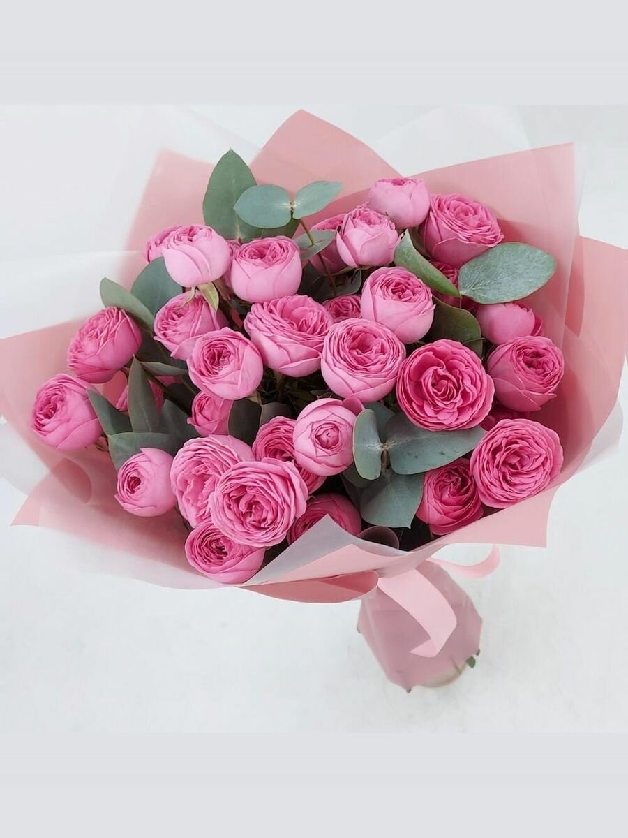 Букет из 9 кустовых пионовидных розовых роз Жизель и эвкалипта