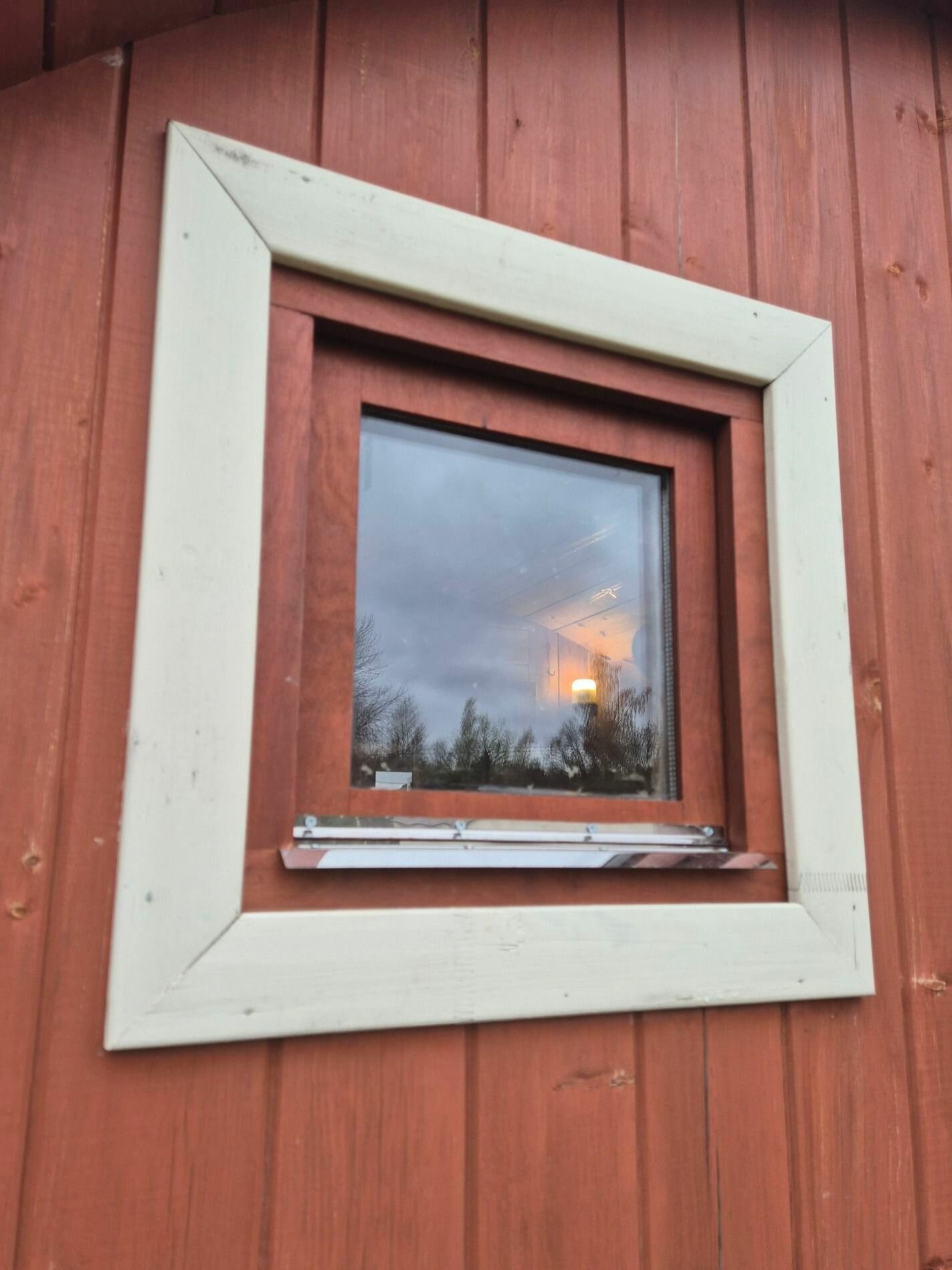 Окно для бани 470х470 из термомодифицированной фанеры с каленым стеклом