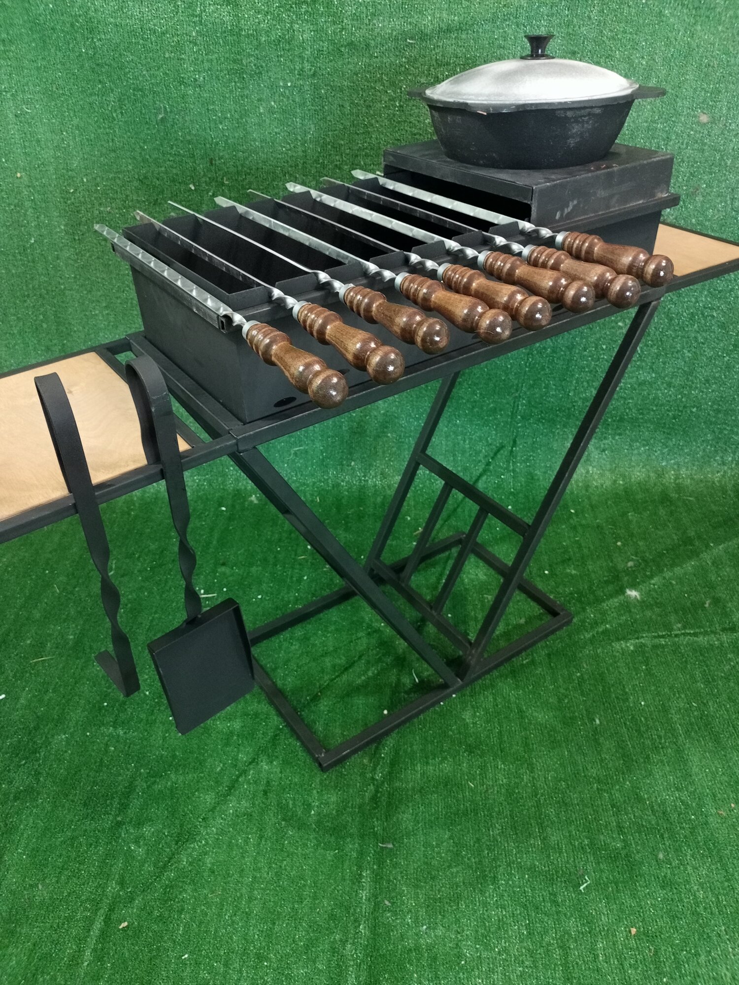 Мангал железный многоразовый с казаном 4л чугунным. Мангал гриль с подказанником и деревяными полками. Полный комплект