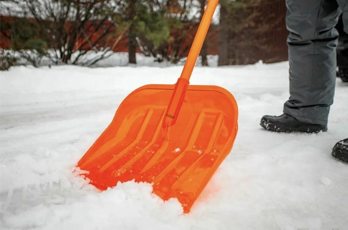 Лопата для снега 44х38х95 см (оранжевая) длинна стержня с рукояткой 95 см.