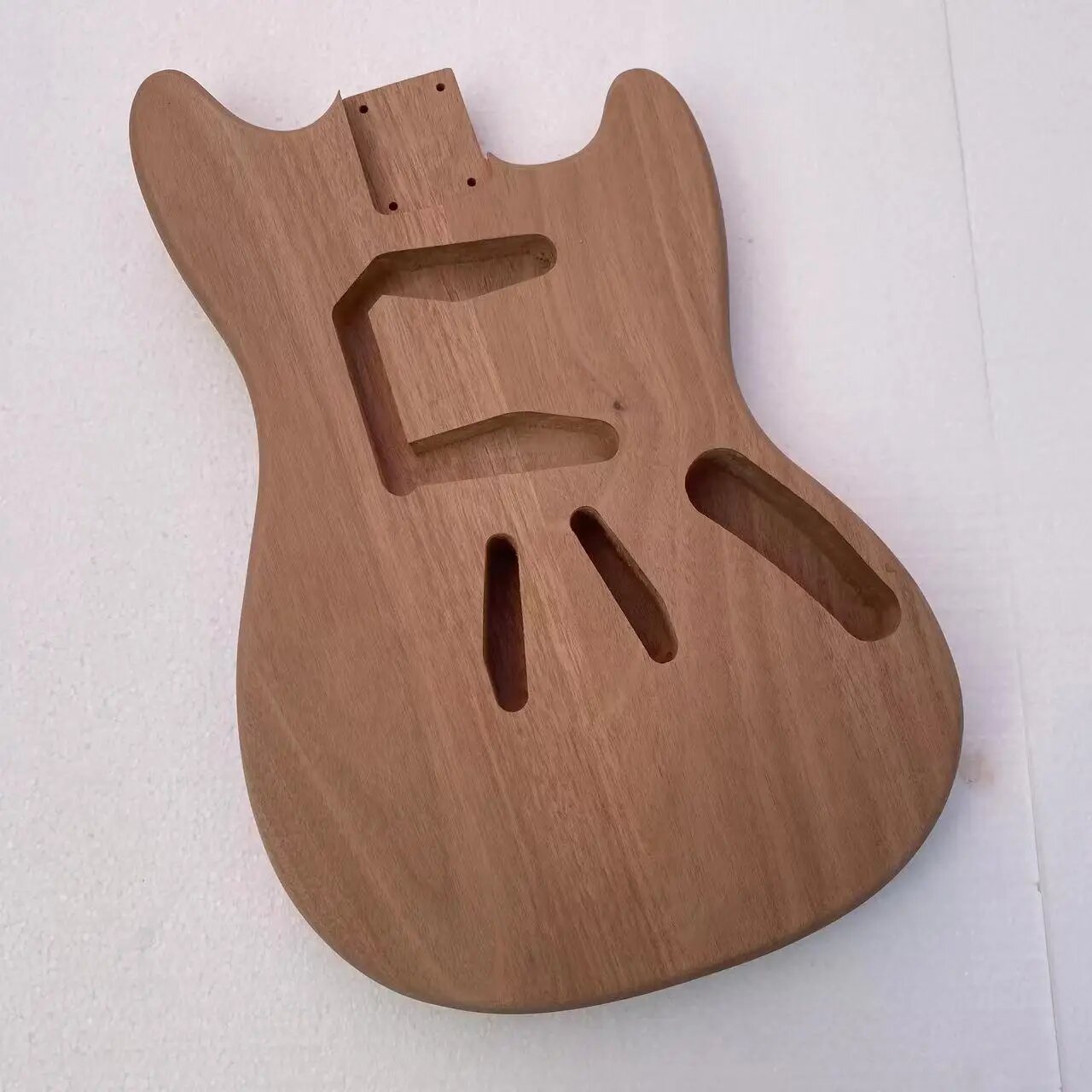 Электрогитара Mustang корпус красное дерево