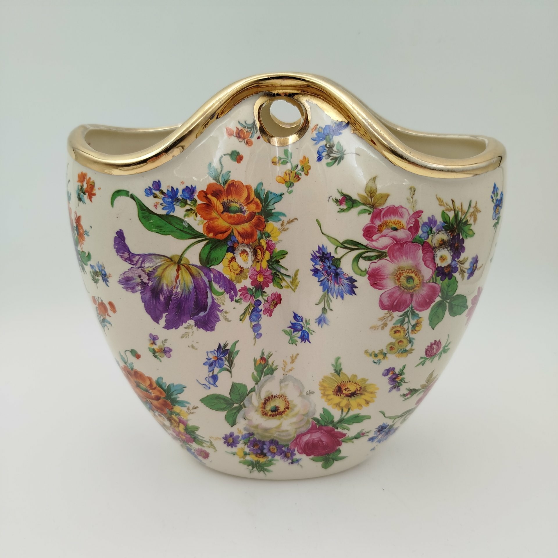 Ваза в форме фигурной корзинки, украшенная обильным цветочным декором, Keralux