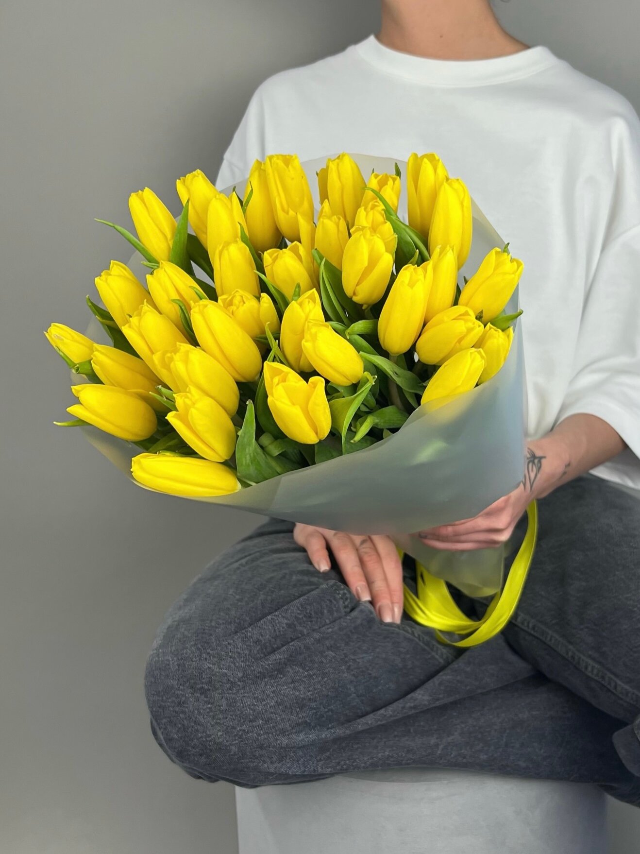 Моно букет из тюльпанов 35 шт желтые в упаковке на 8 марта цветы