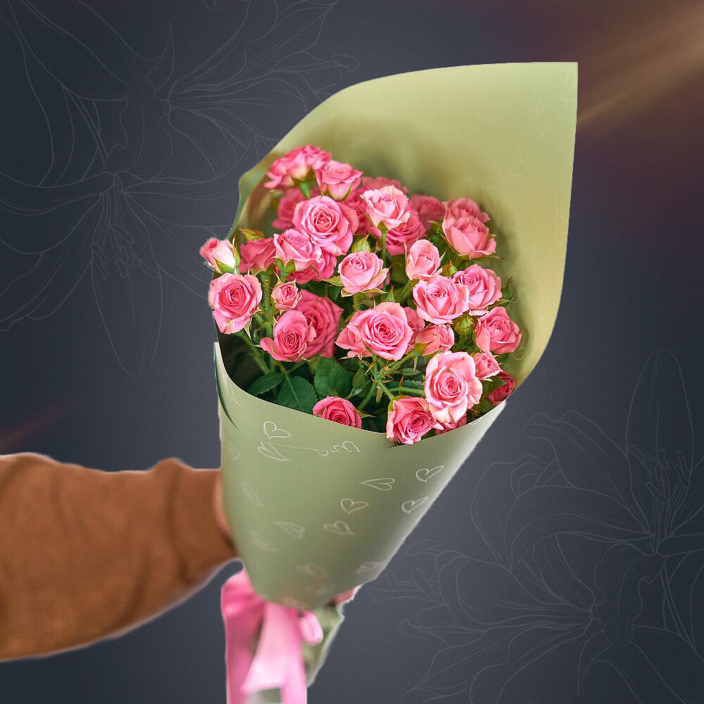 Классический букет из 5 розовых кустовых роз в крафте с атласной лентой от 2name Flowers