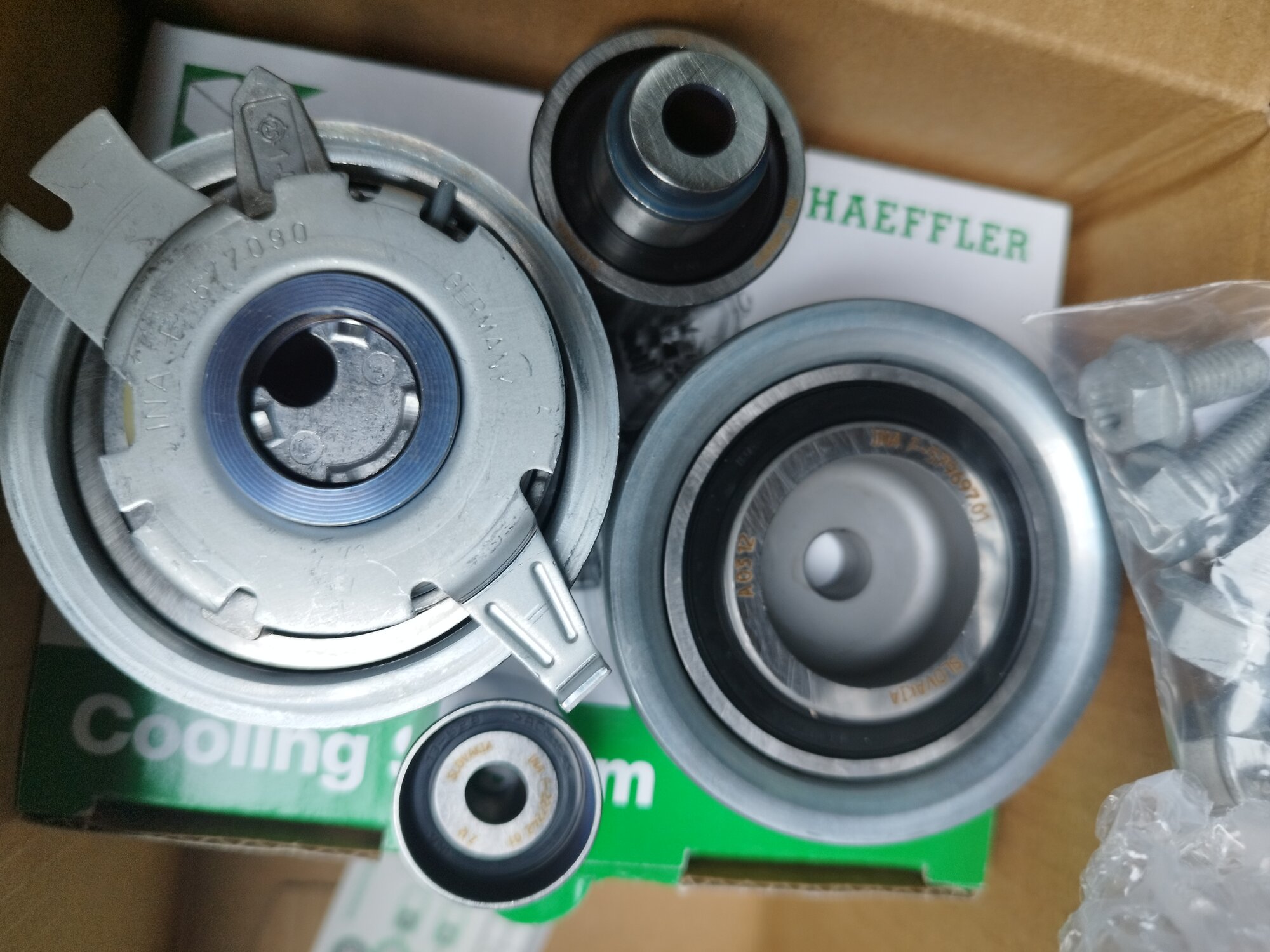 Комплект ГРМ с помпой AUDI/VW 1.2/1.6/2.0TDI 2003 > (ролик 4шт+ремень 160x25+помпа) Ina 530055032