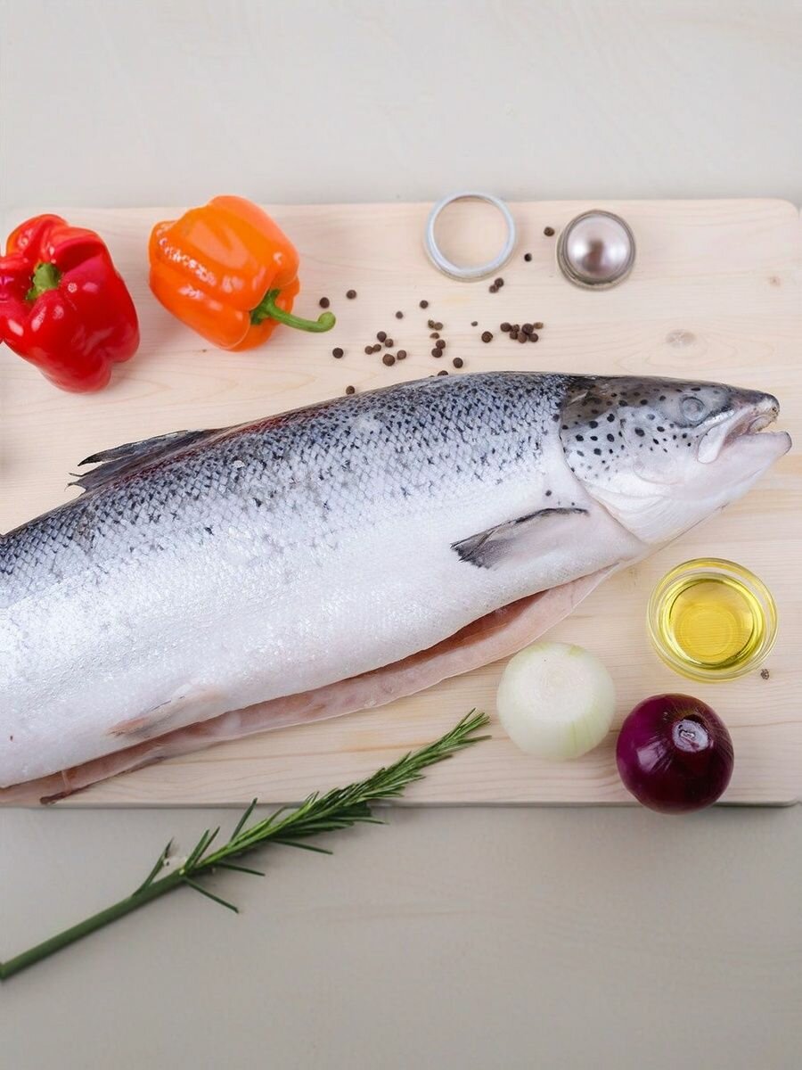 Семга ( Лосось ) целая рыба, ПСГ (потрошеная с головой), свежемороженая, весовая 5-6 кг