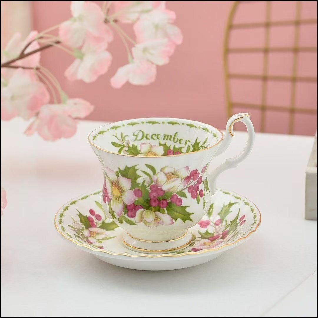 Чайная пара Royal Albert. Англия. Костяной фарфор. Рождественские цветы в декабре