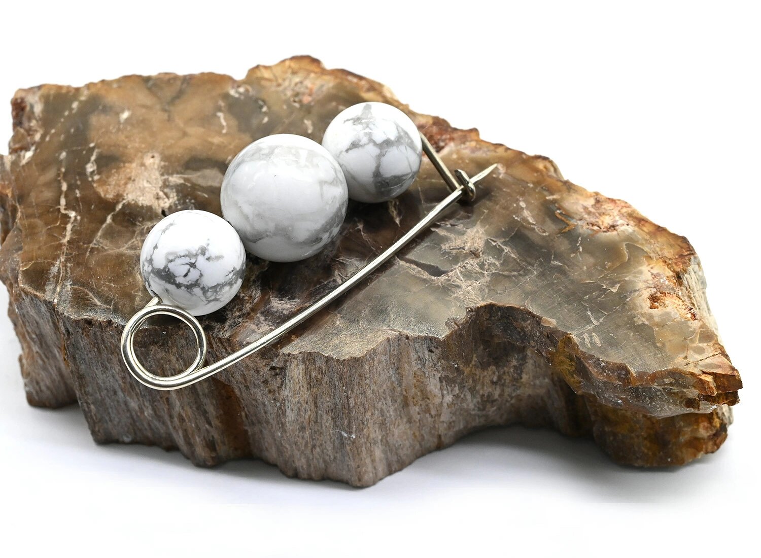 Брошь, кахолонг