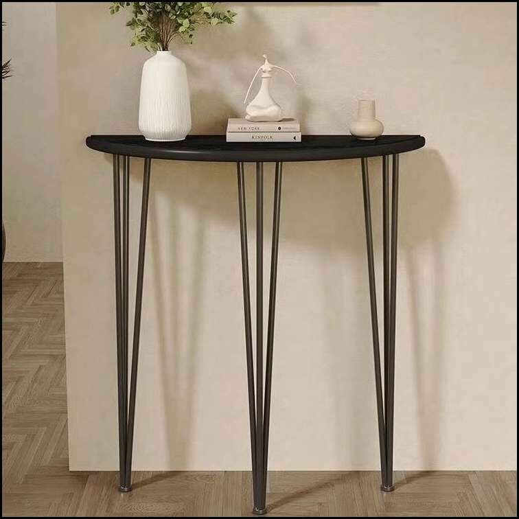 Полукруглая консоль в коридоре со столешницей из сосны и утюгом