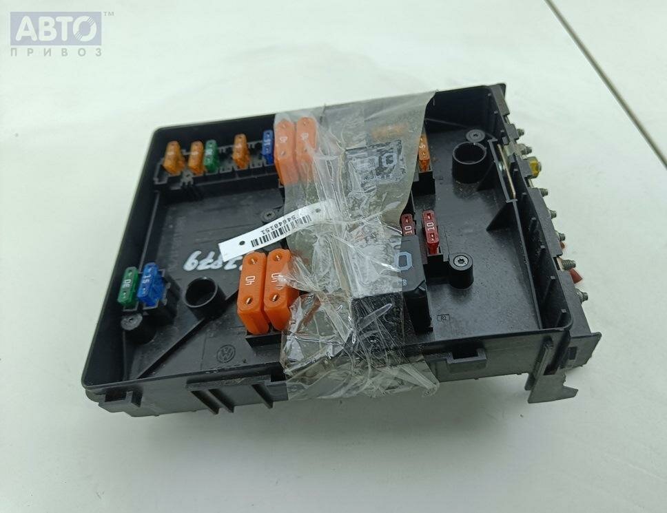 Блок предохранителей Volkswagen Caddy (2004-2010)