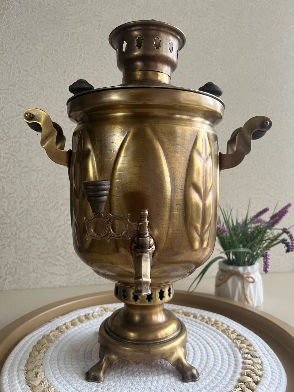 Самовар на шишках и дровах , настоящий . В красивой патине .