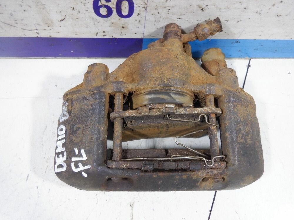 Суппорт передний левый Mazda Demio