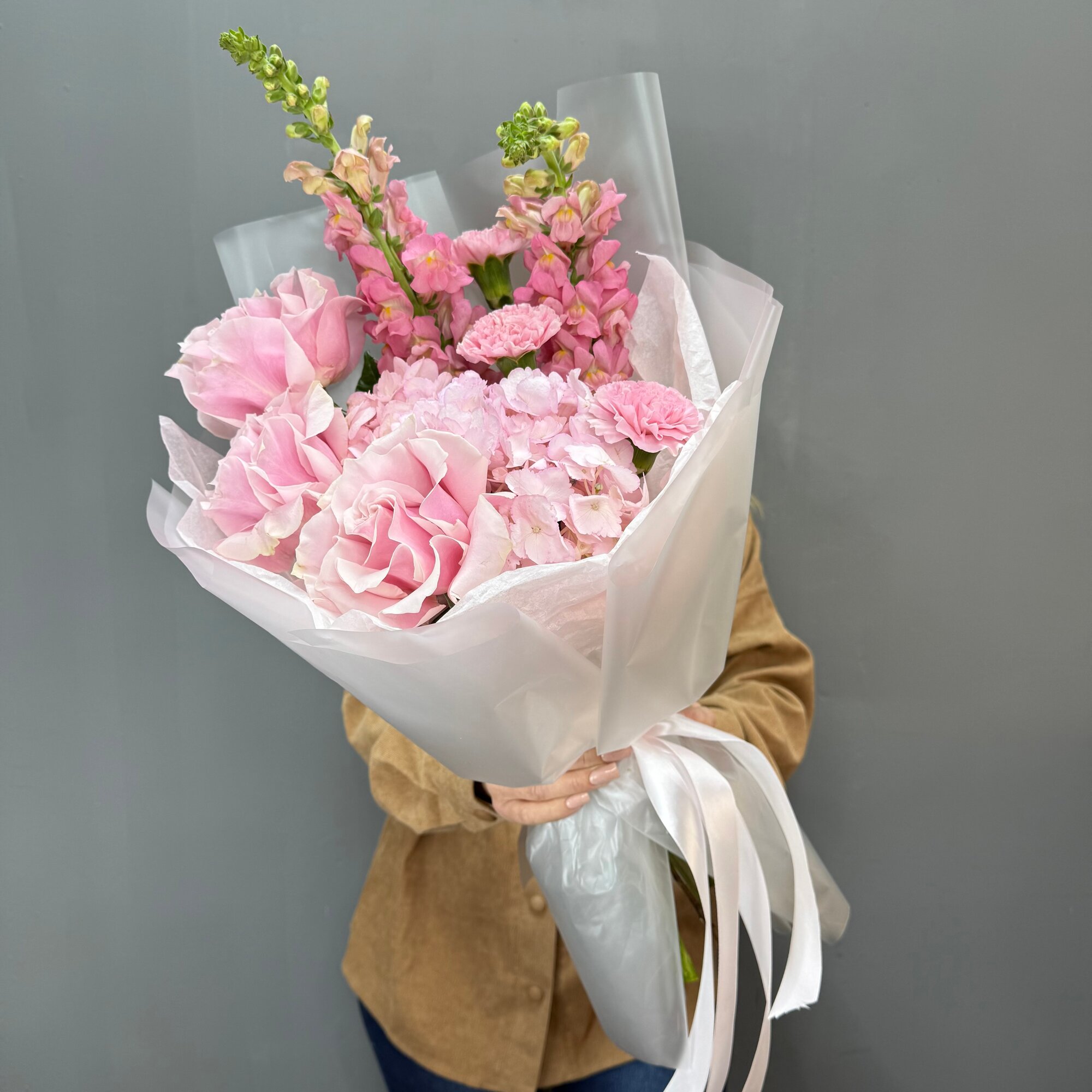 Букет Two K Flowers, гортензия, французская роза, антирринум, розовый