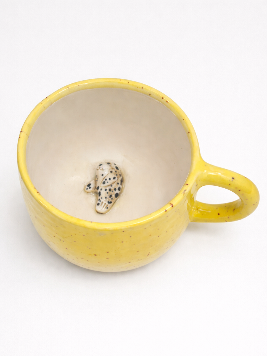 Кружка ручной работы с фигуркой внутри Тюлень, жёлтый, керамика, 400 мл