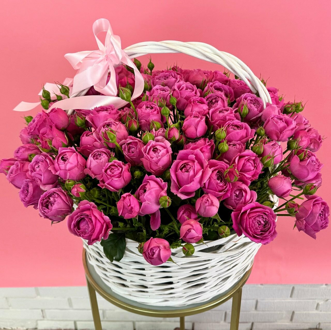 Композиция в корзине из кустовых пионовидных роз Мисти Баблс