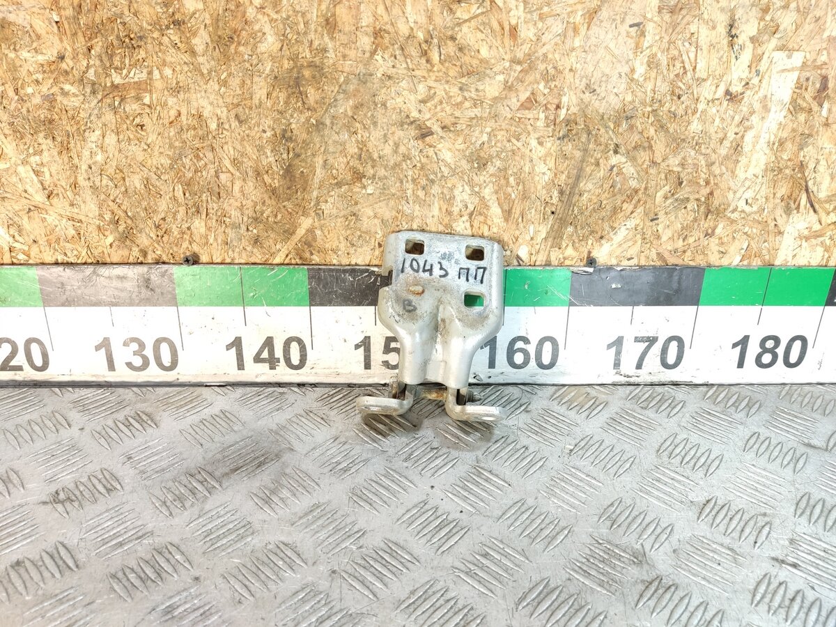 Петля двери передней правой верхняя CHRYSLER Voyager/Caravan 2000-2008 5069062AA