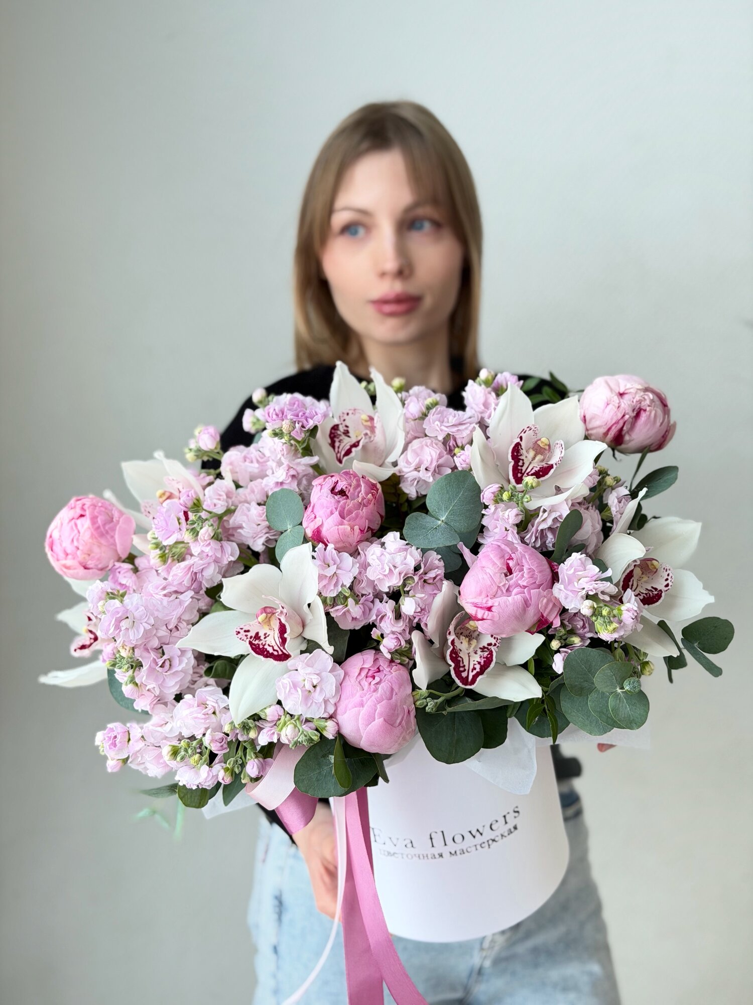 Подарочный набор "Коробка с пионами, орхидеями, маттиолой", бренд неизвестен