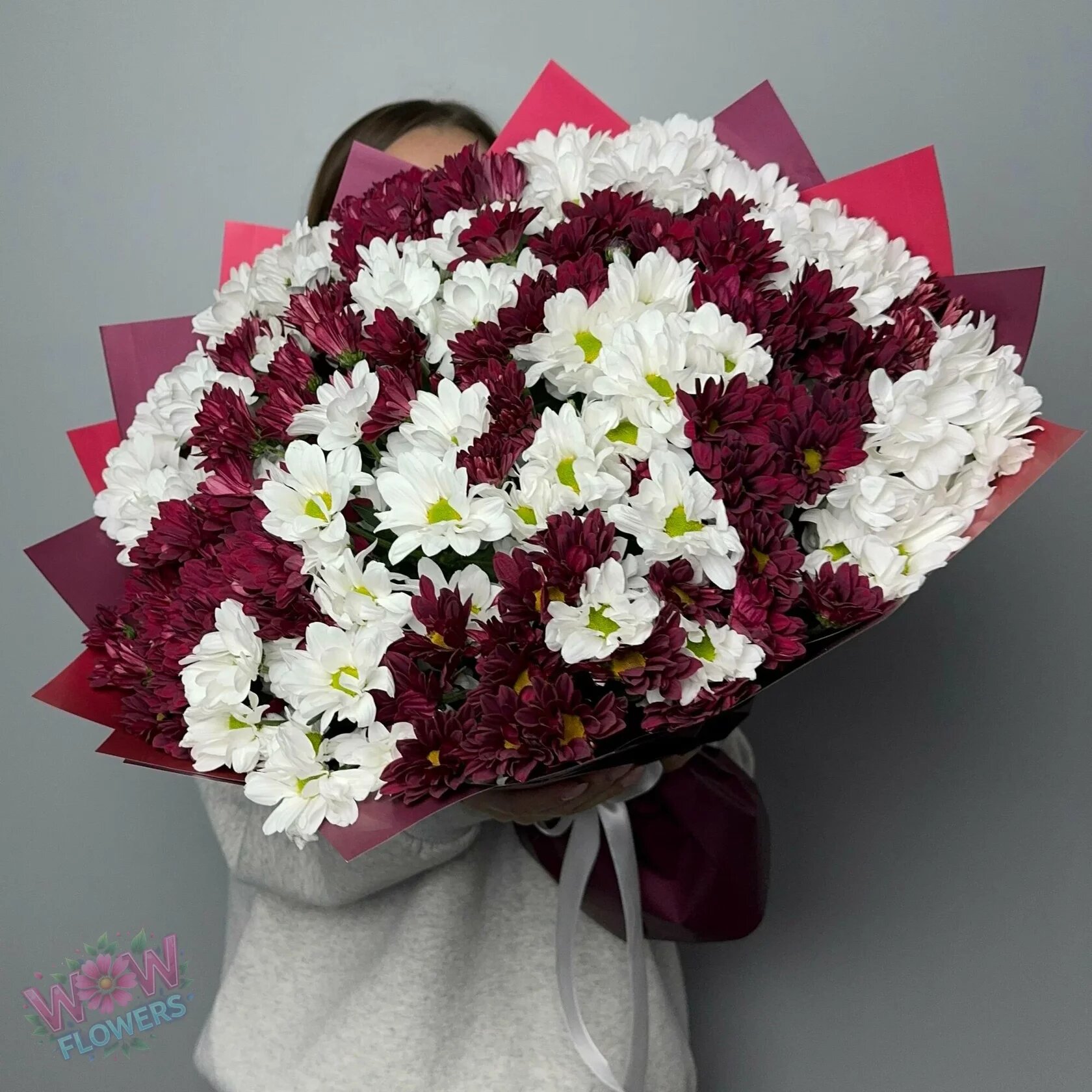 Двойная страсть» – 19 кустовых хризантем в бело-красной гамме для яркого поздравления с доставкой