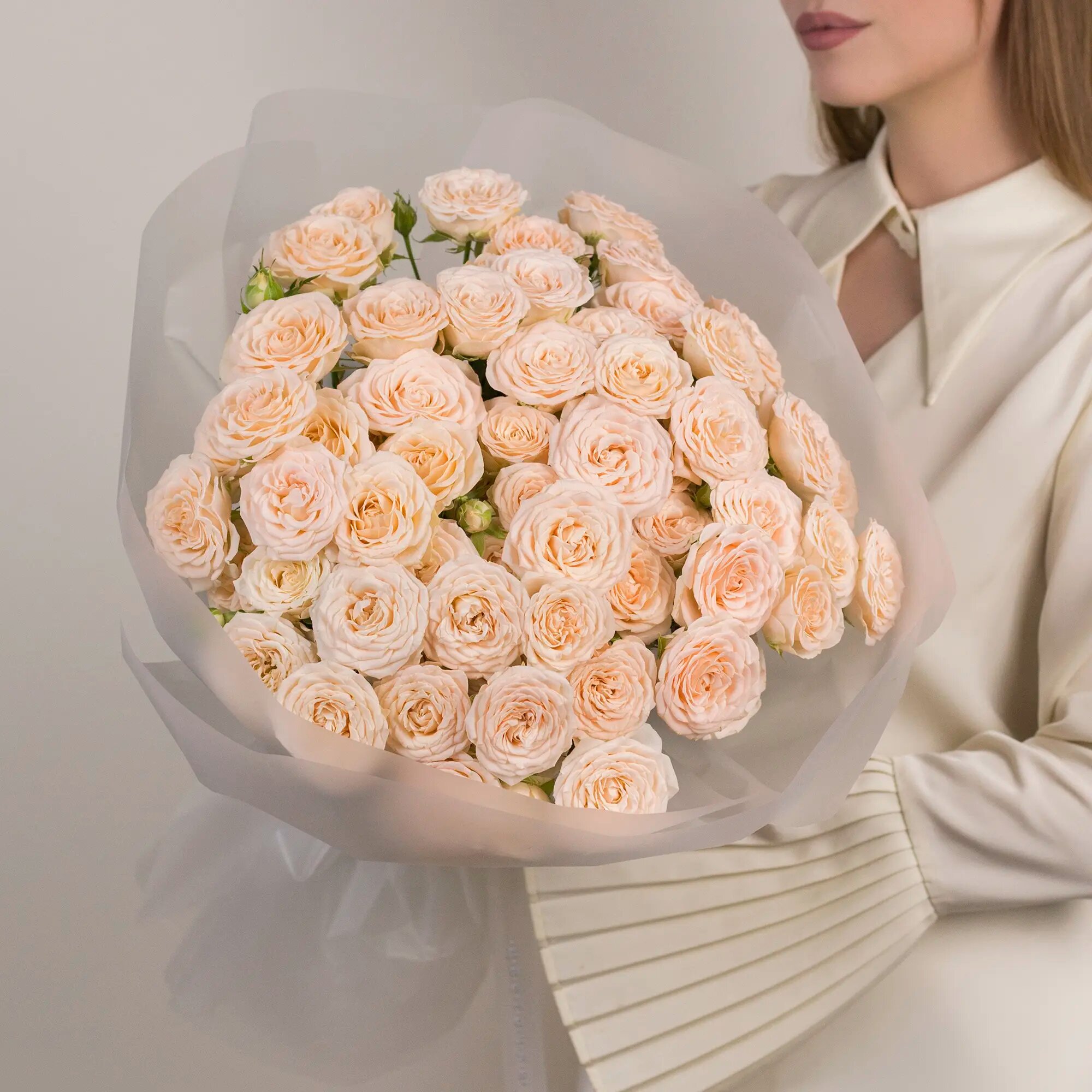 Букет из 15 бежевых кустовых роз №2317