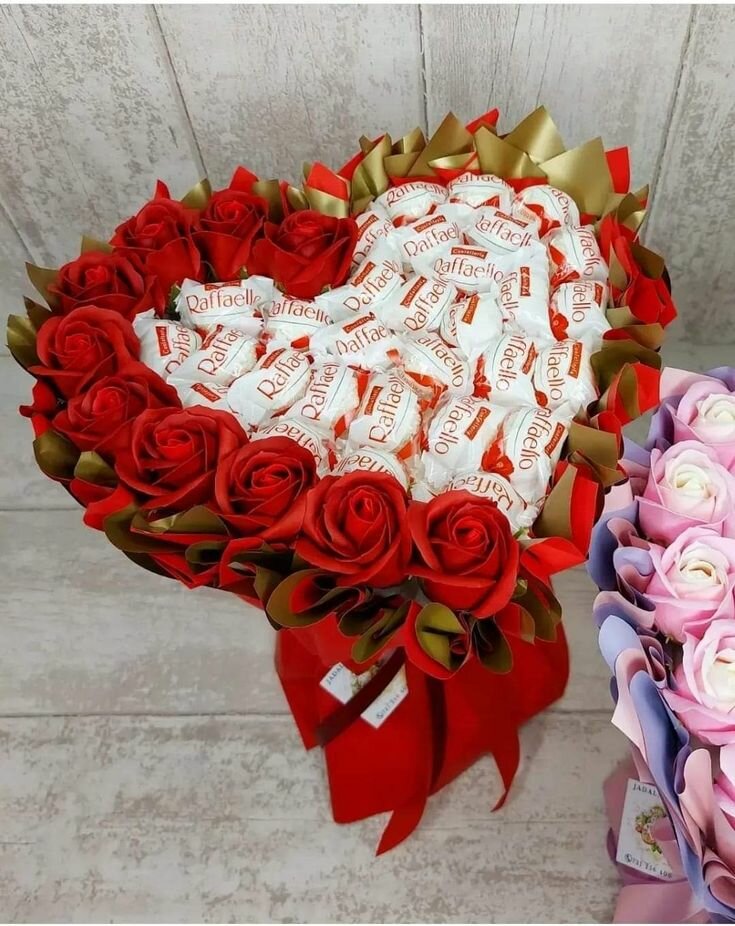 Сладкий букет из Raffaello и роз