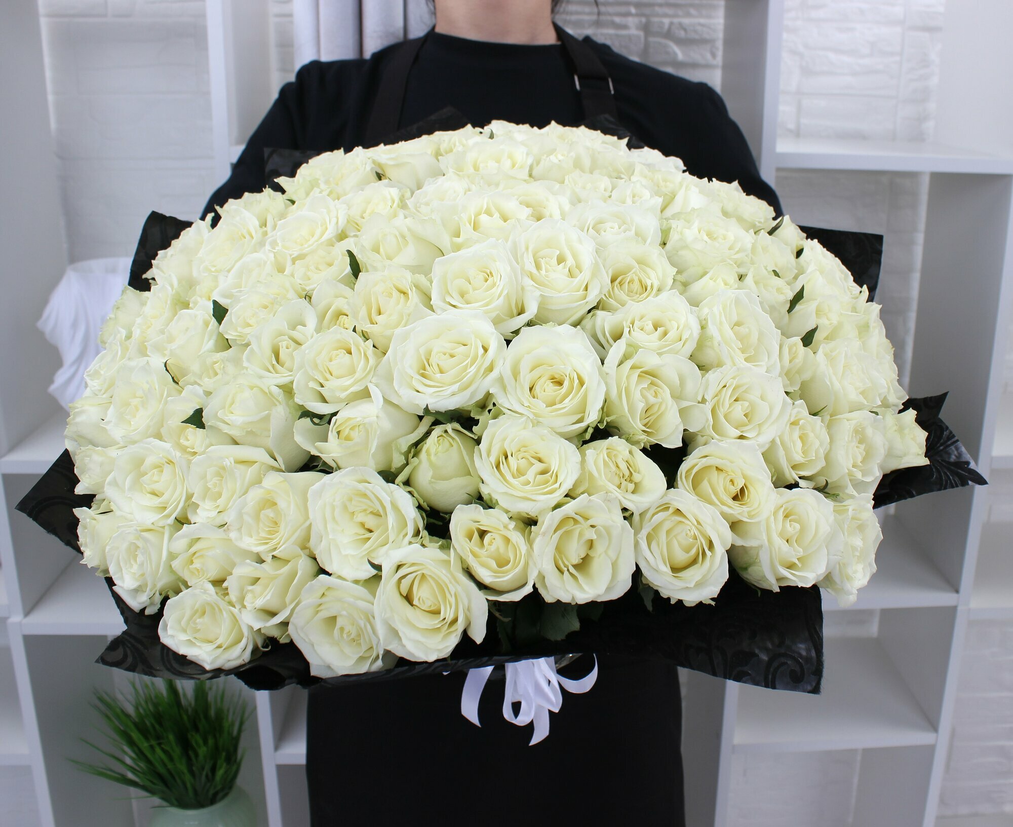 Монобукет THE FLOREAL белая роза 101 штука, высота 40 см, с бантом