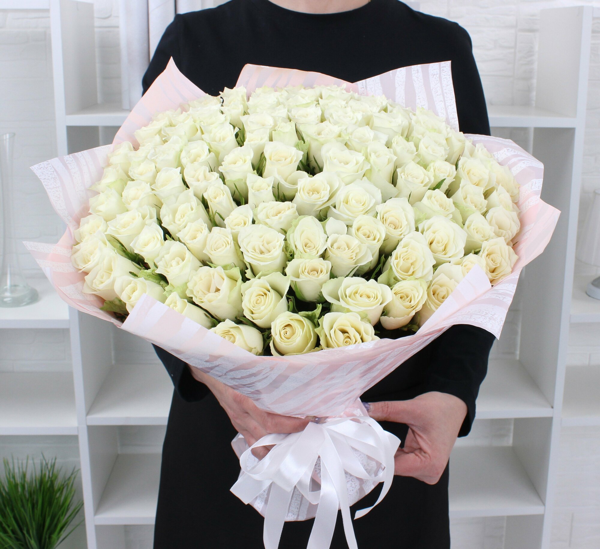 Монобукет THE FLOREAL белая роза 101 штука, высота 40 см, с бантом