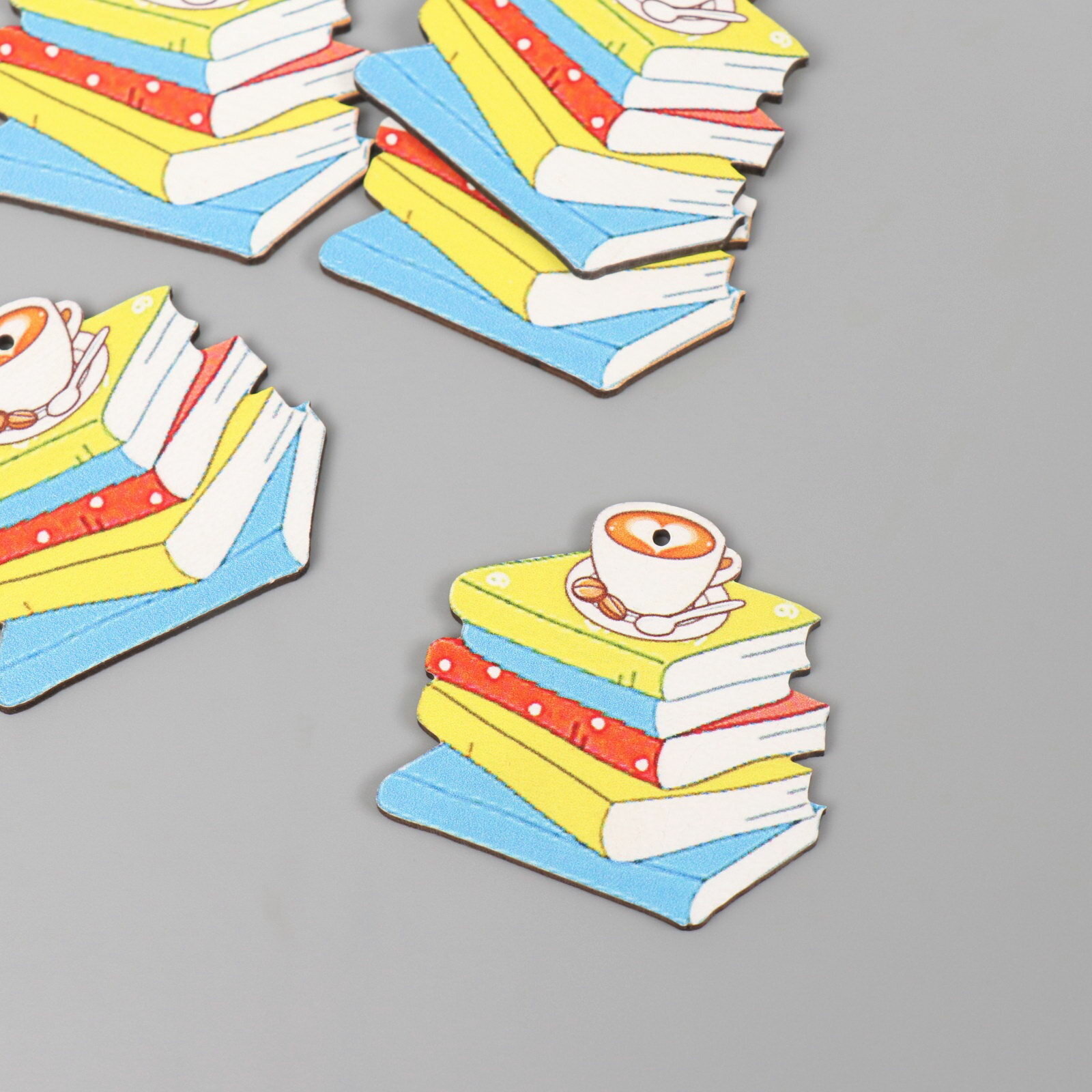 Декор для творчества дерево "Стопка книг и чашка кофе", 4x4.3x0.3 см, 5 шт.