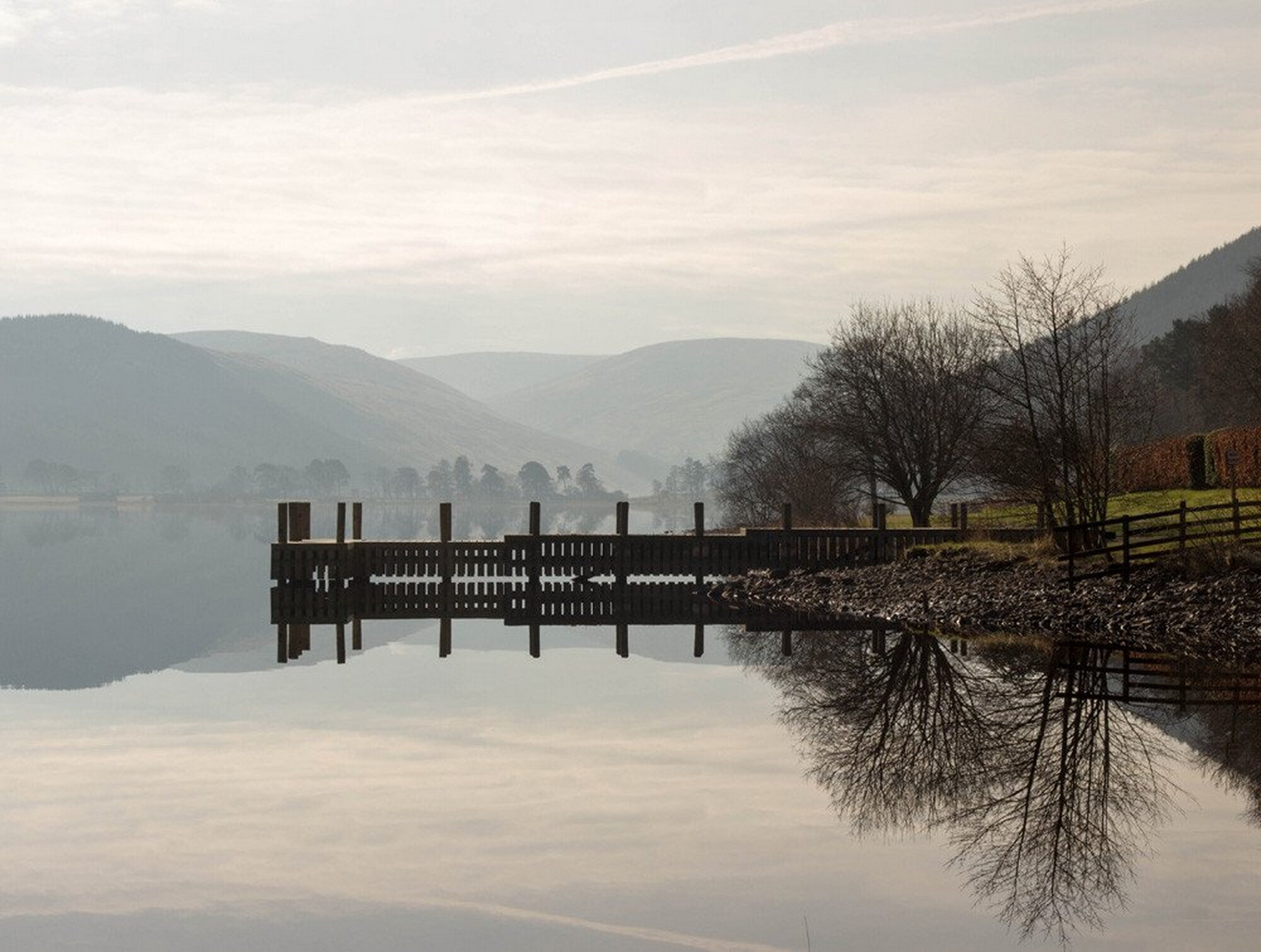 Плакат, постер Озерный пейзаж с пристанью на холсте, размер 42х60см