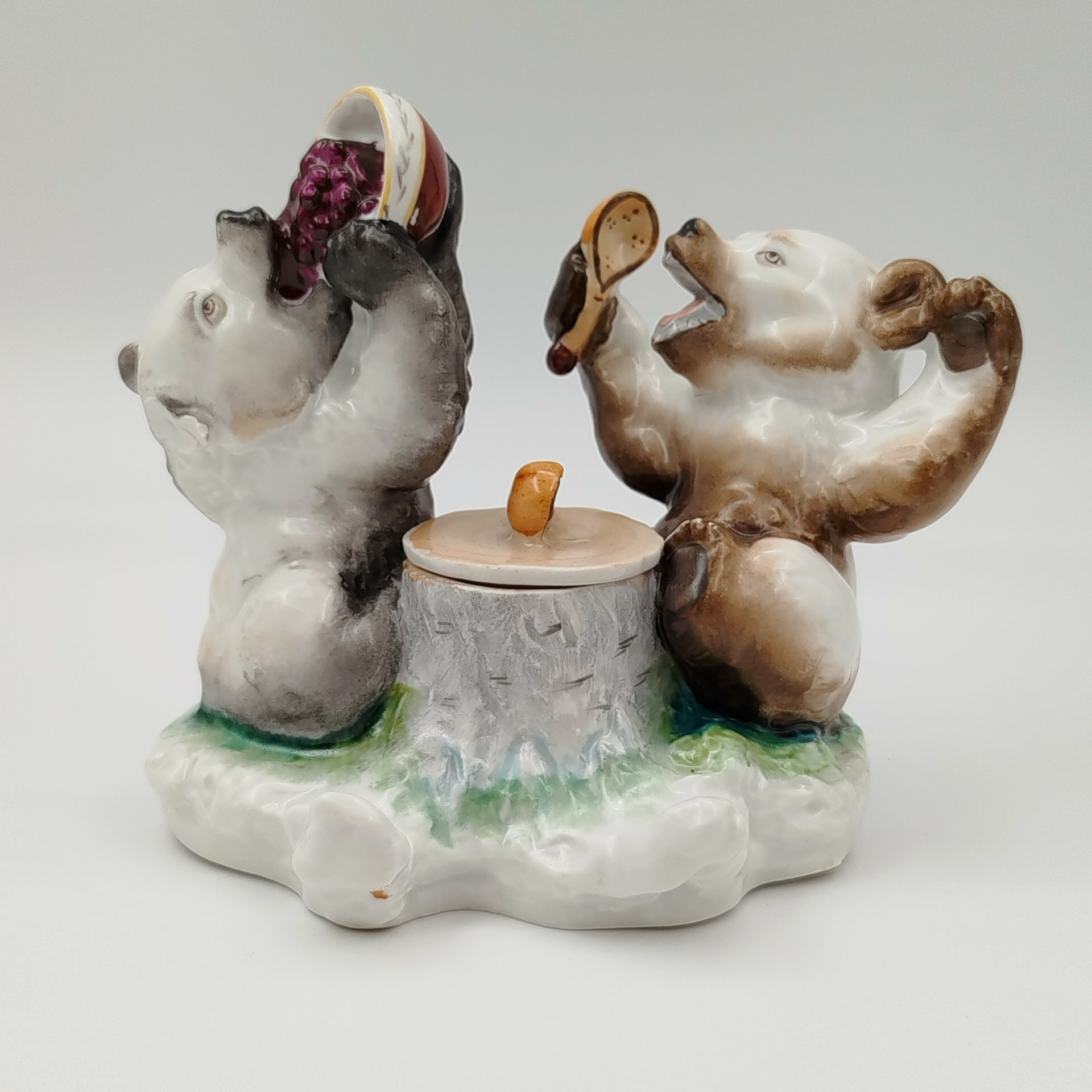 Чернильница «Медвежата», скульптор Е. И. Чарушин, фарфор, роспись